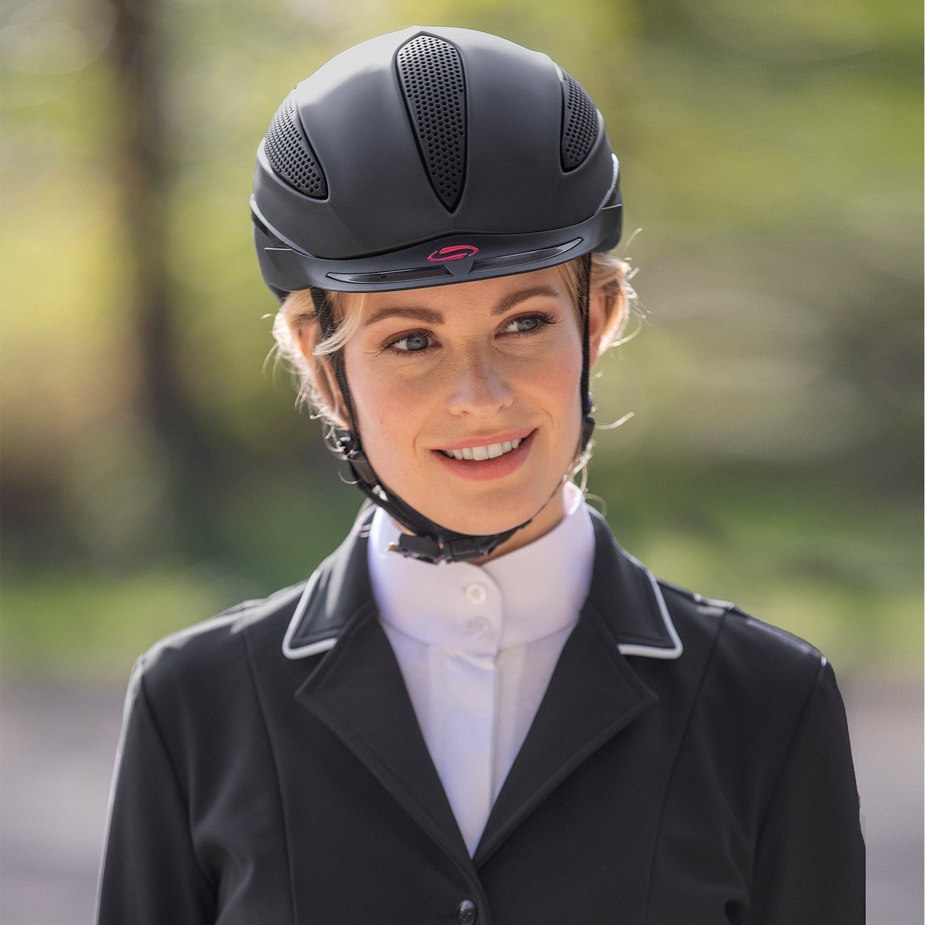 Reithelm H16 Pro von Swing günstig bestellen | tiierisch.de